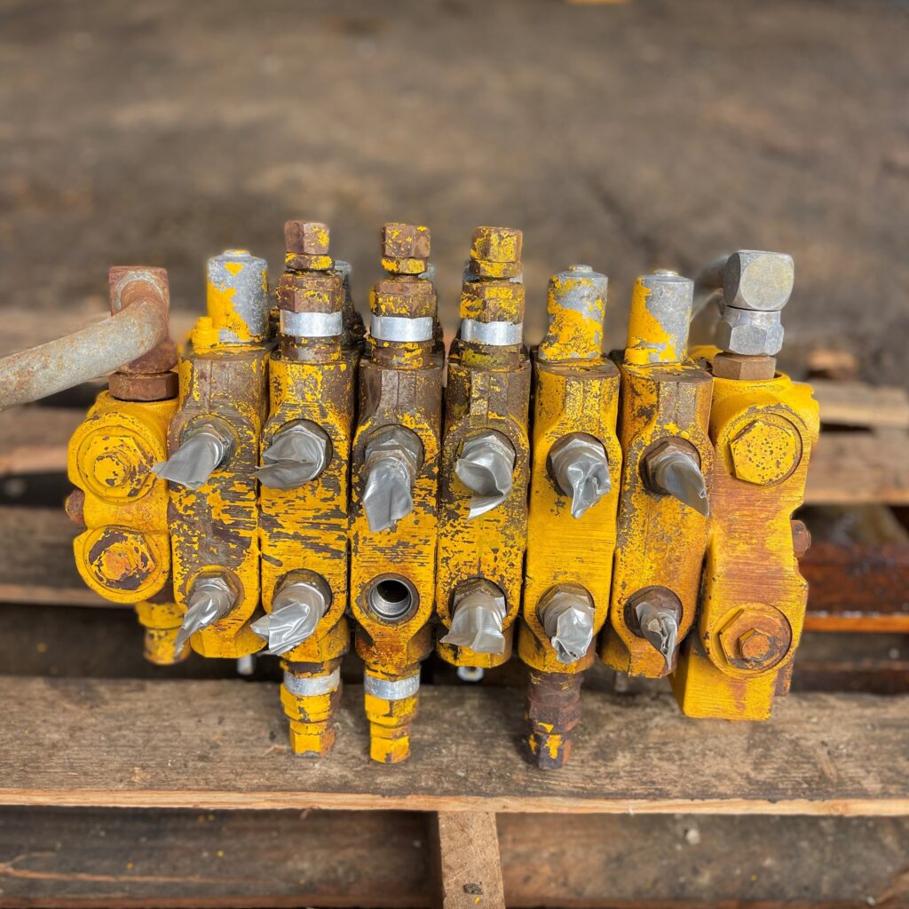 Ford 555-/A/B 6 Spool Backhoe Control Valve, Used - E5NNB637EA12Z ...